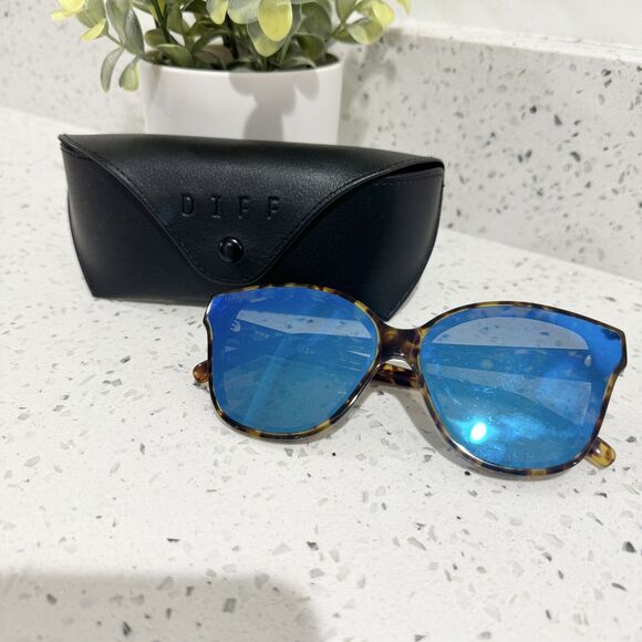 Diff Eyewear | Accessories | Diff Mirrored Blue Tortoise Oversized Cat ...